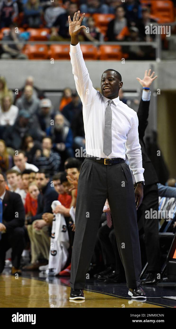 Dayton head coach Anthony Grant calls a play during the second half of ...