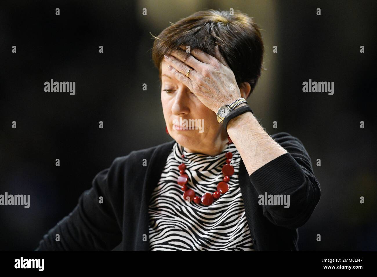 Notre Dame head coach Muffet McGraw reacts during the second half of an ...