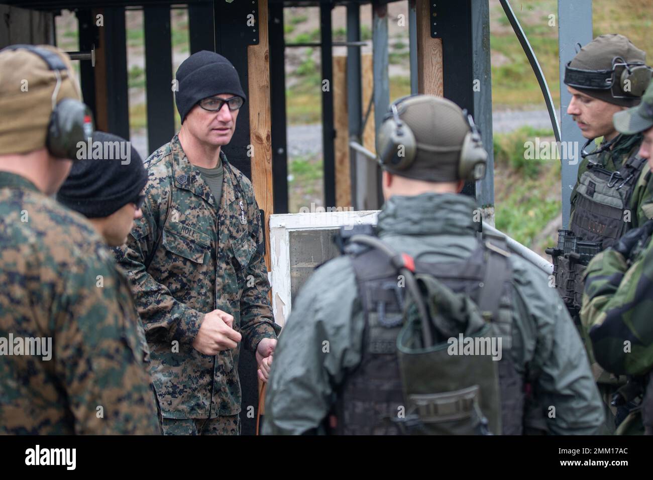 U.S. and Swedish explosive ordnance disposal technician Marines discuss ...