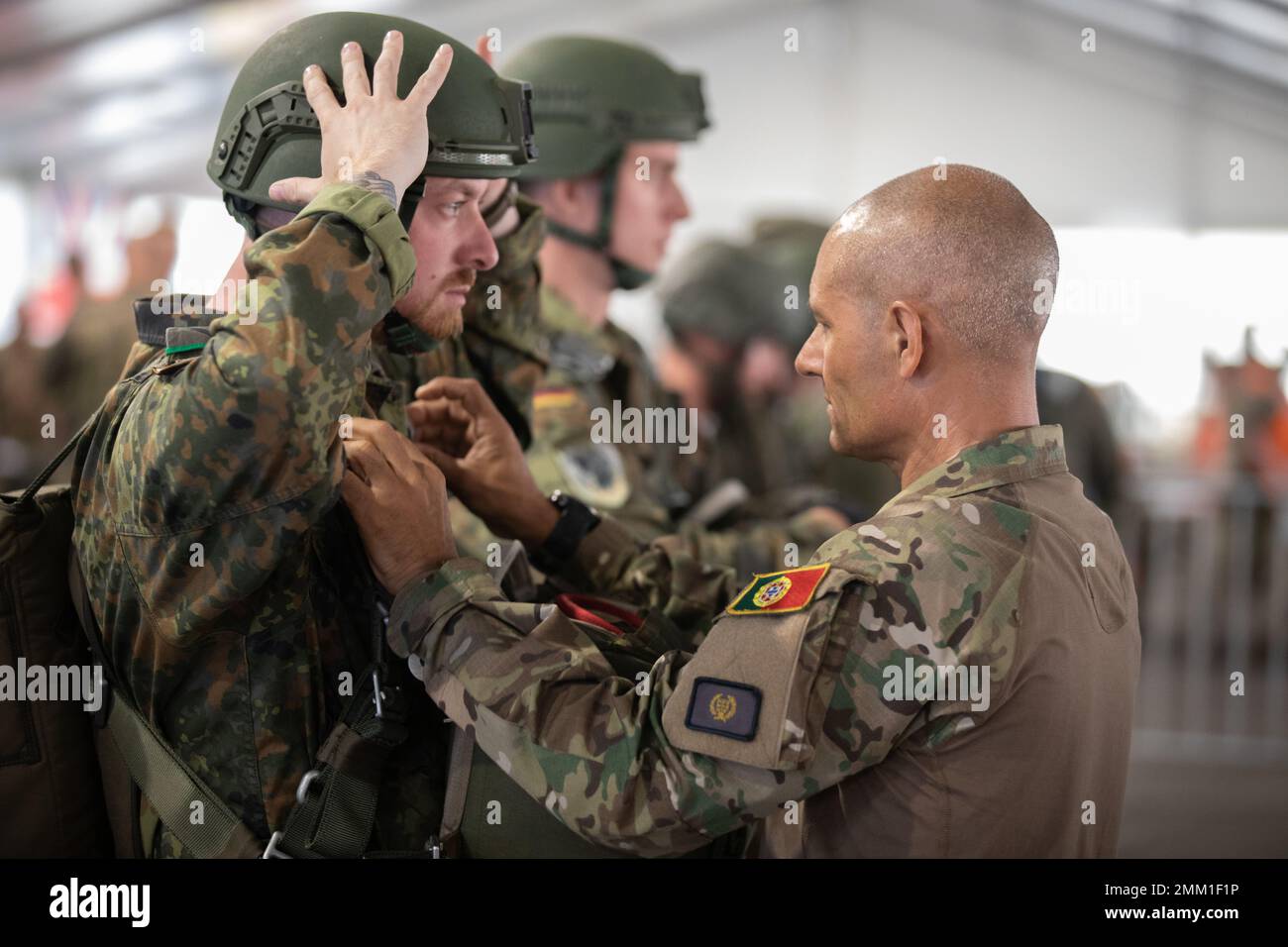A Portugees Jumpmaster conducts a Jumpmaster Personel Inspection (JMPI ...