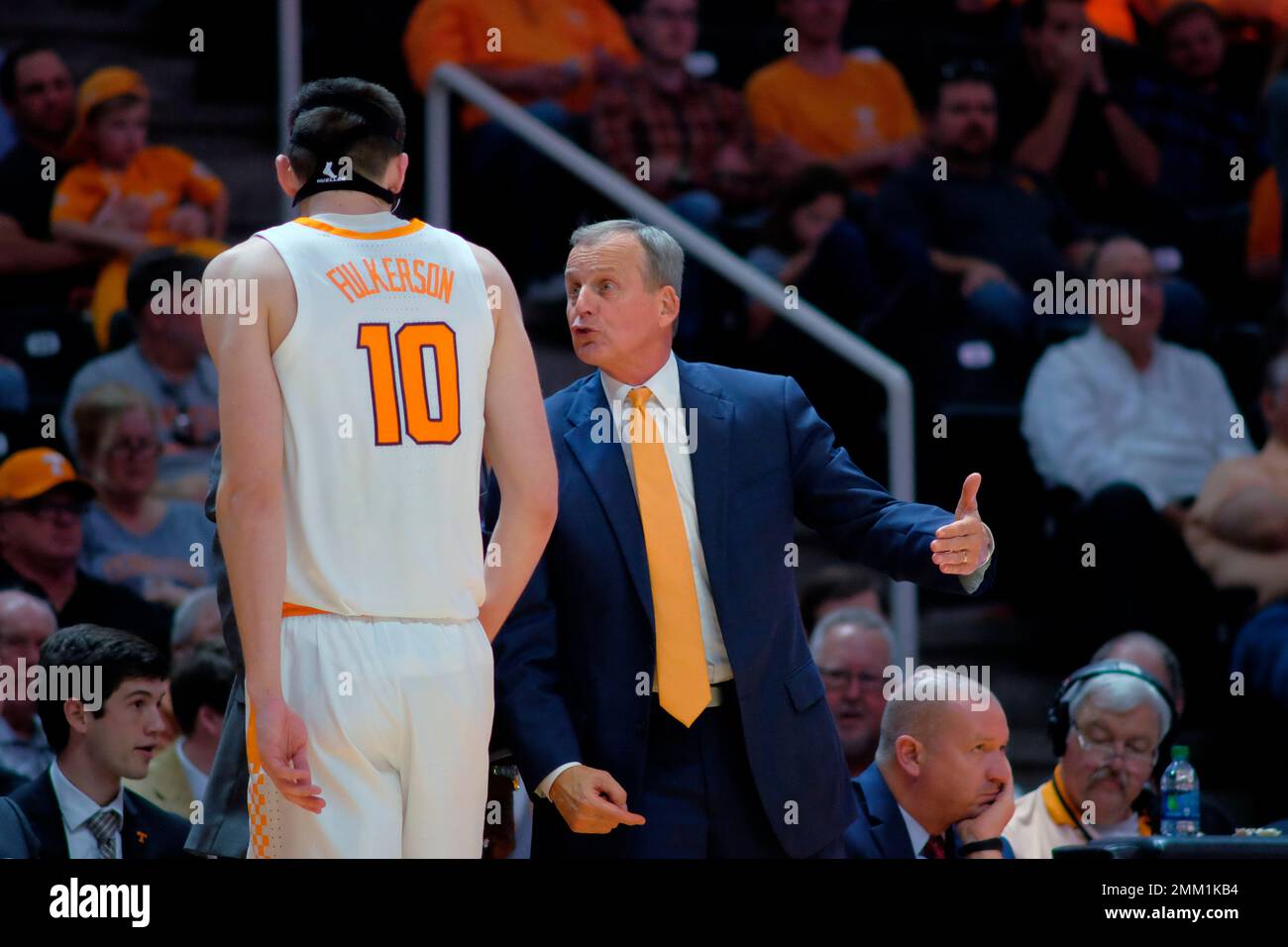Tennessee head coach Rick Barnes speak with John Fulkerson (10) in the ...