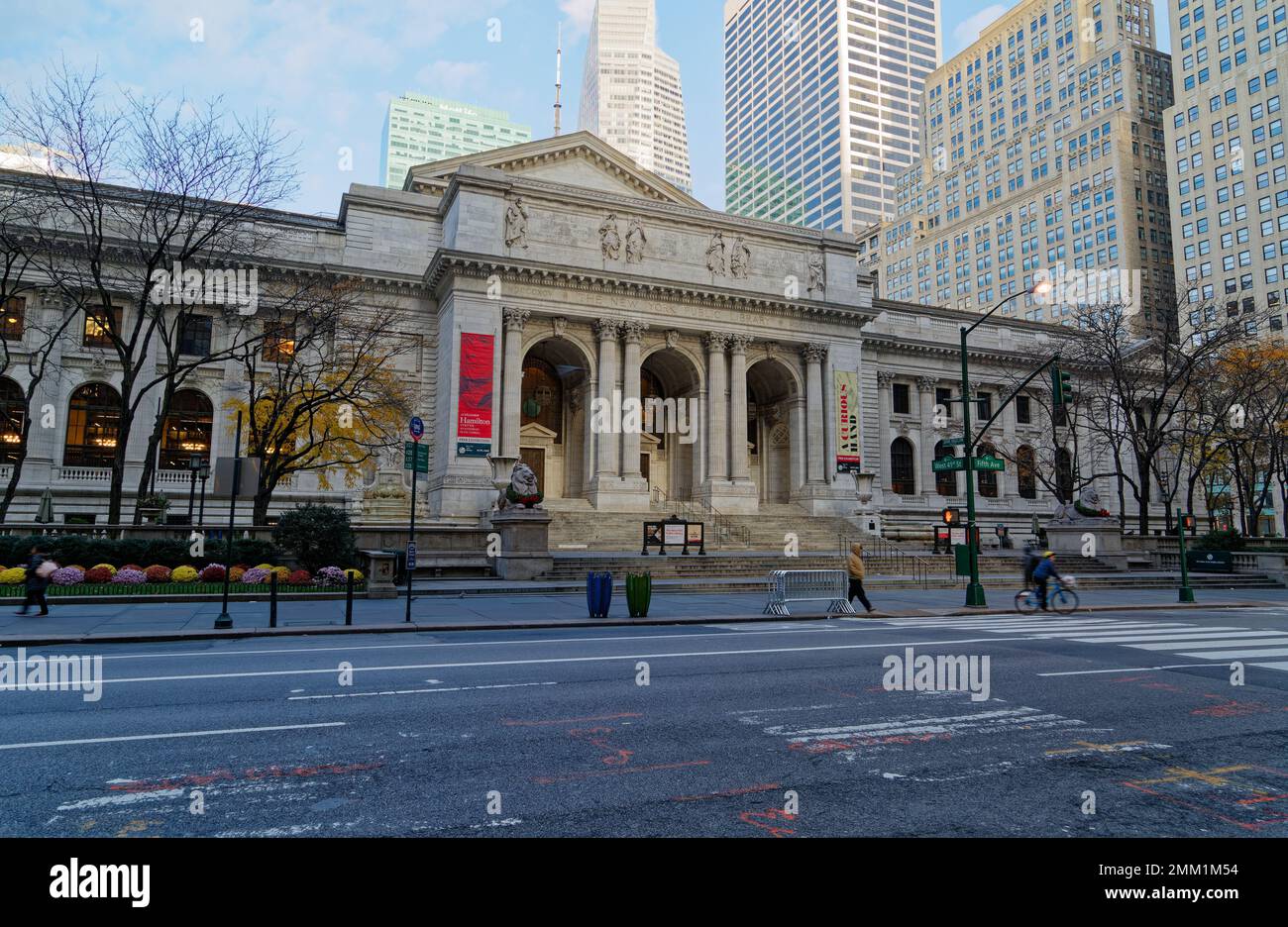 Library lions Patience and Fortitude guard the main entrance of the New ...