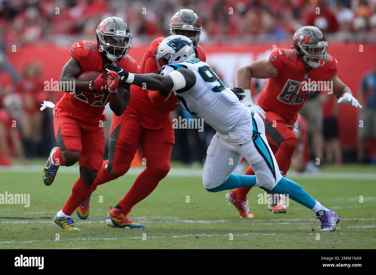 Tampa Bay Buccaneers running back Peyton Barber (25) eludes Carolina ...