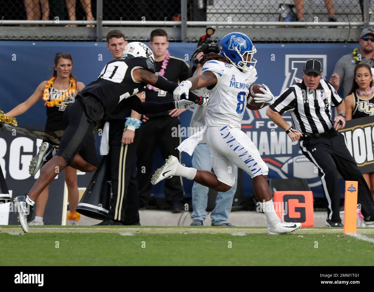 Memphis running back Darrell Henderson (8) runs for a 62-yard touchdown ...