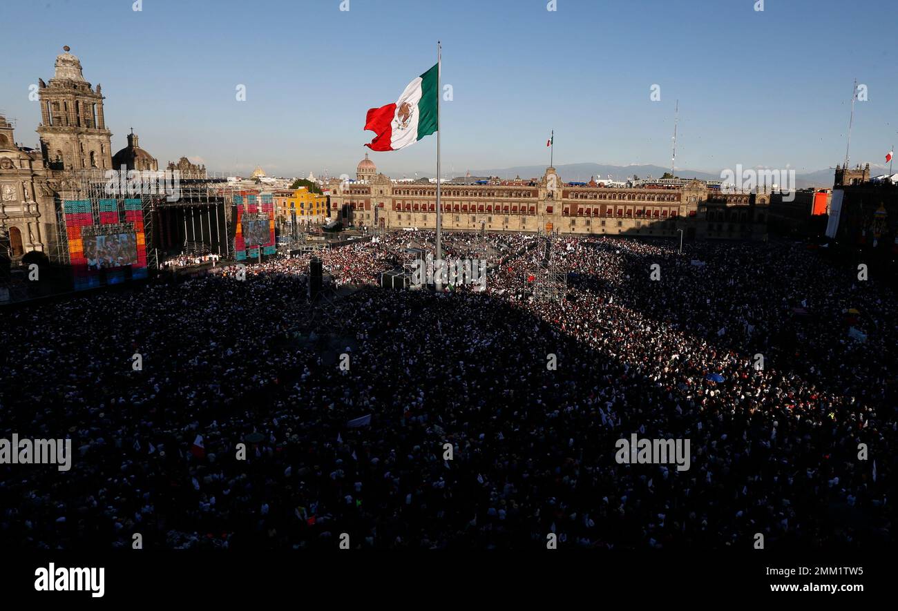 Flanked by the Metropolitan Cathedral, left, and the National Palace ...
