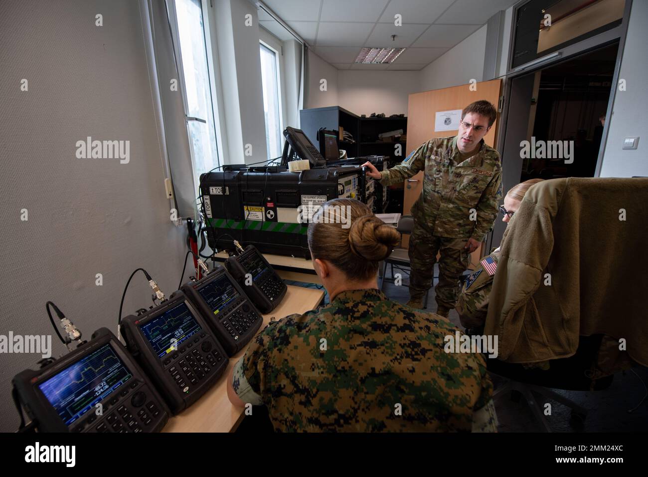 Spectrum analyzers hi-res stock photography and images - Alamy