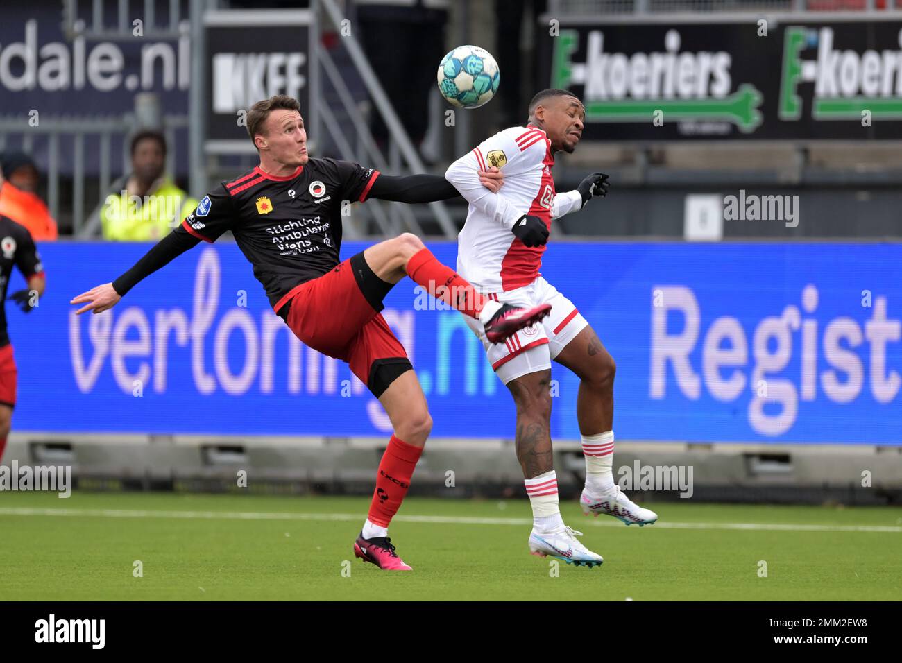 ROTTERDAM - (lr) Peer Koopmeiners of sbv Excelsior, Steven Bergwijn of ...