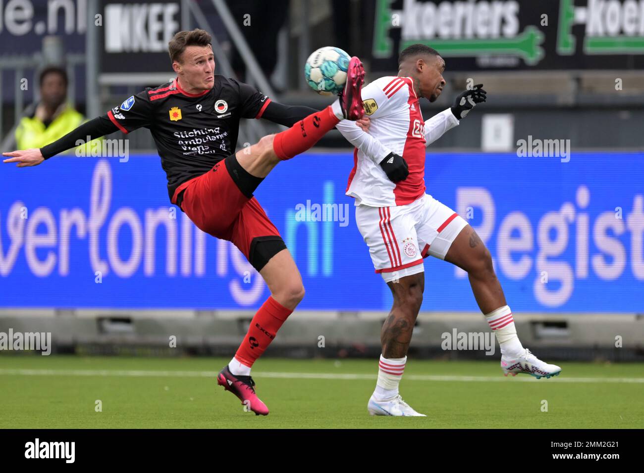 ROTTERDAM - (lr) Peer Koopmeiners of sbv Excelsior, Steven Bergwijn of ...