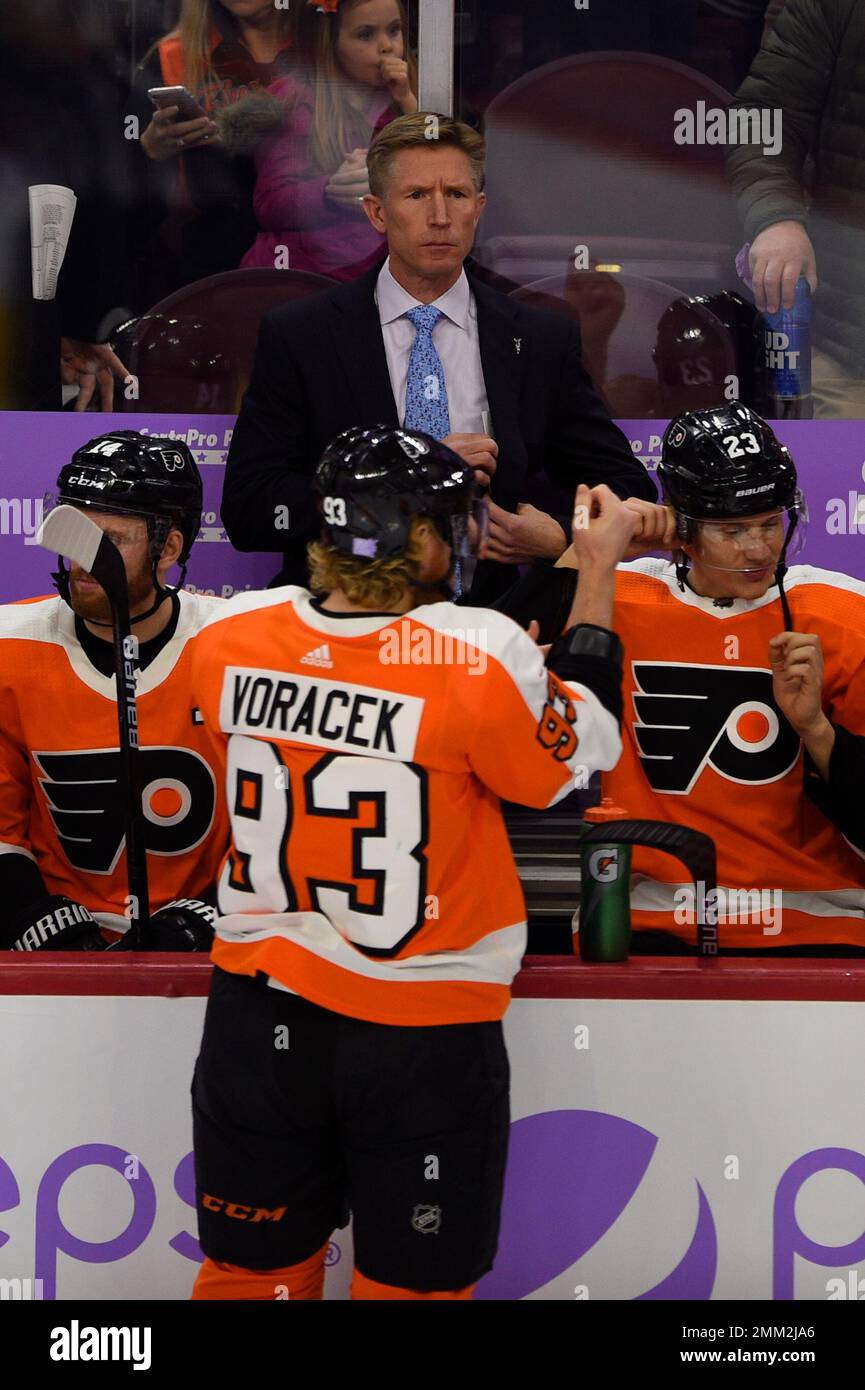 Philadelphia Flyers head coach Dave Hakstol in action during an NHL ...