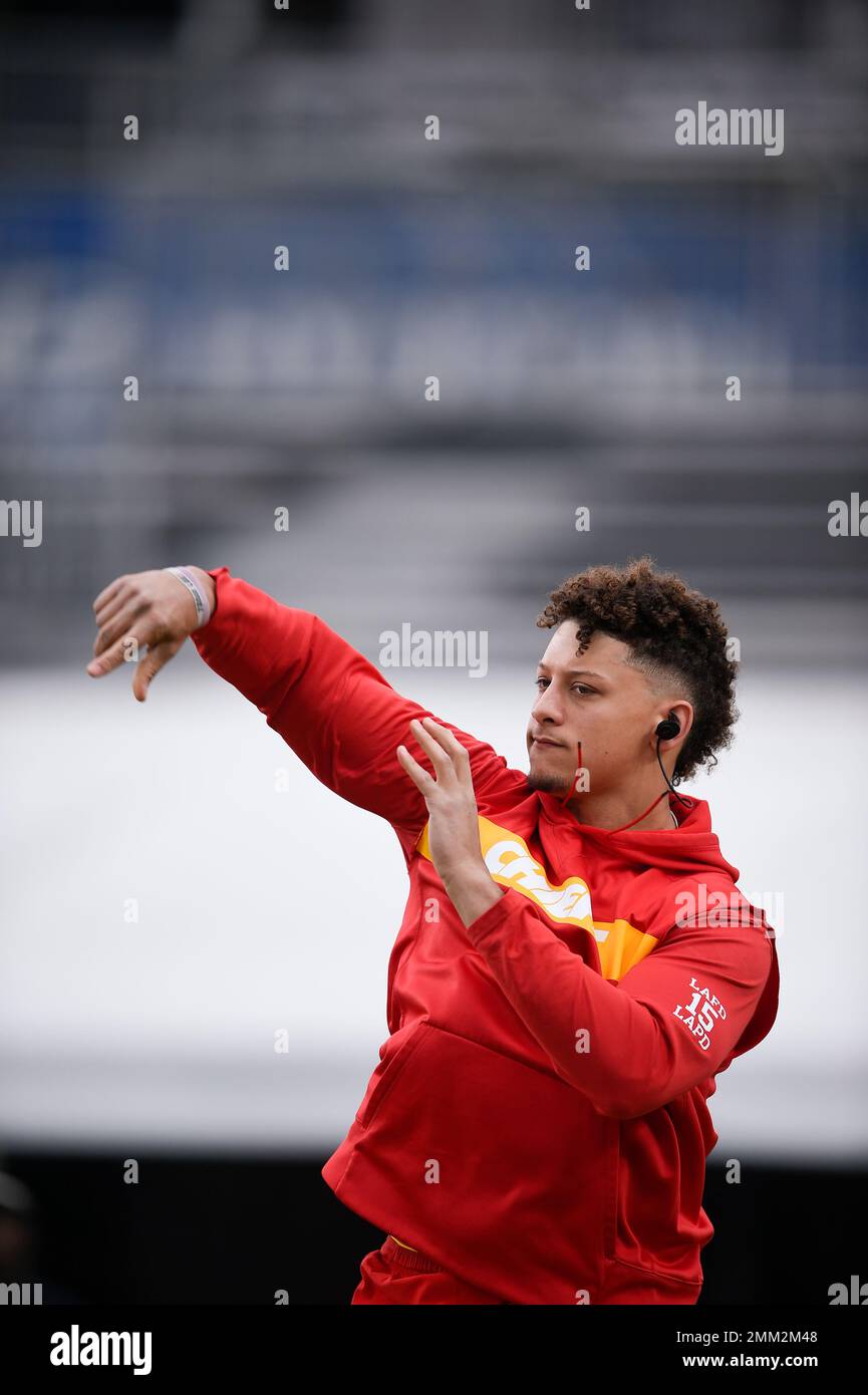 Kansas City Chiefs quarterback Patrick Mahomes warms up before an NFL ...