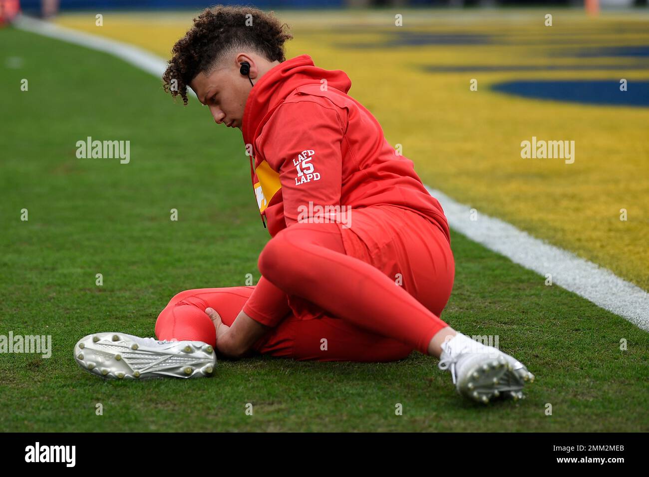 Kansas City Chiefs quarterback Patrick Mahomes warms up before an NFL ...