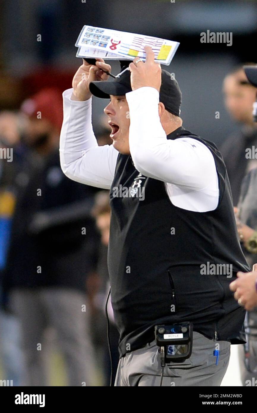 Temple head coach Geoff Collins yells to his team during the second ...