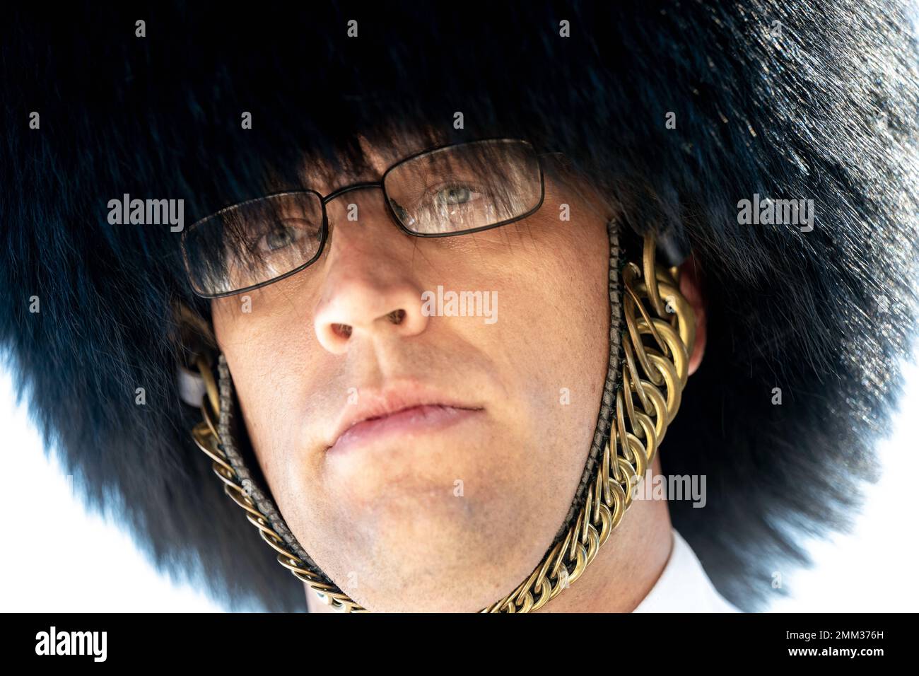 Members of the Navy band take part in honor cordon ceremony as ...