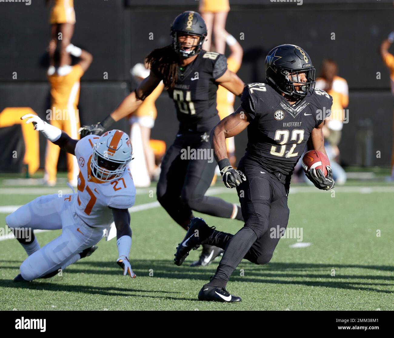 Vanderbilt running back Jamauri Wakefield (32) carries the ball past ...