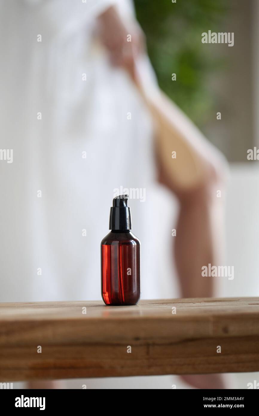 Cosmetic product to combat cellulite in a dispenser against the ...