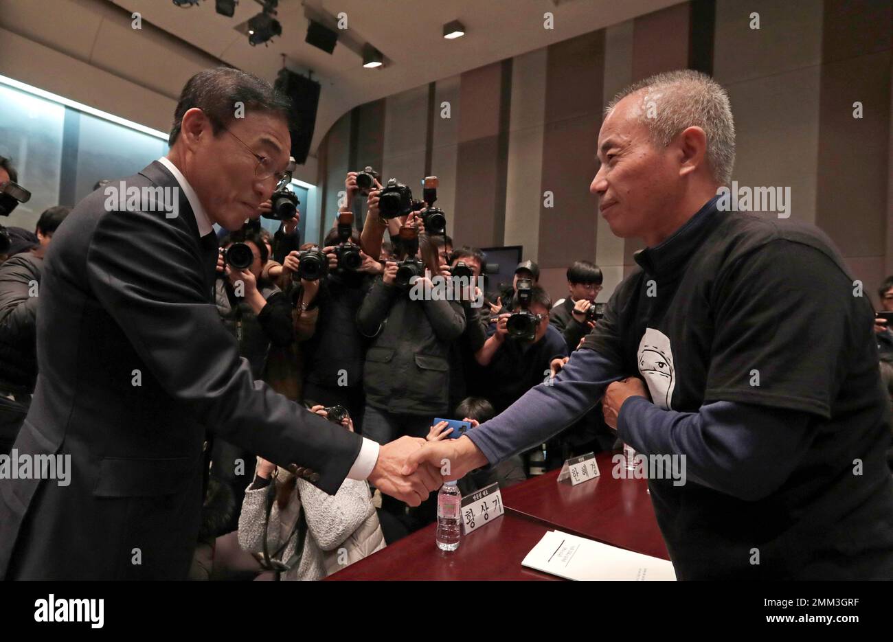 Hwang Sang-gi, right, father of former Samsung semiconductor factory ...