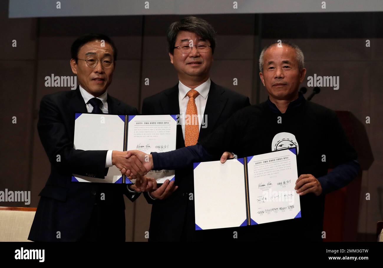 Hwang Sang-gi, right, father of former Samsung semiconductor factory ...