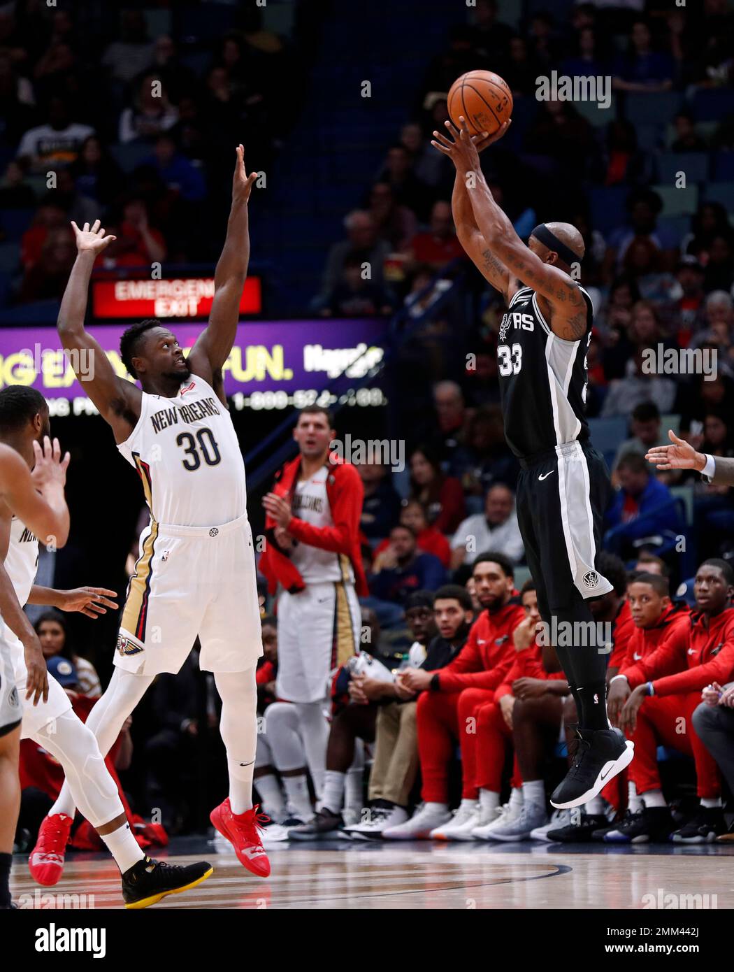 San Antonio Spurs forward Dante Cunningham (33) shoots against New ...