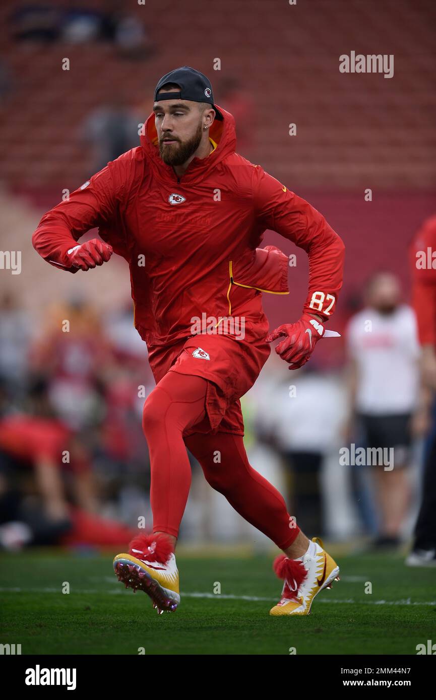 Kansas City Chiefs tight end Travis Kelce warms up before an NFL ...
