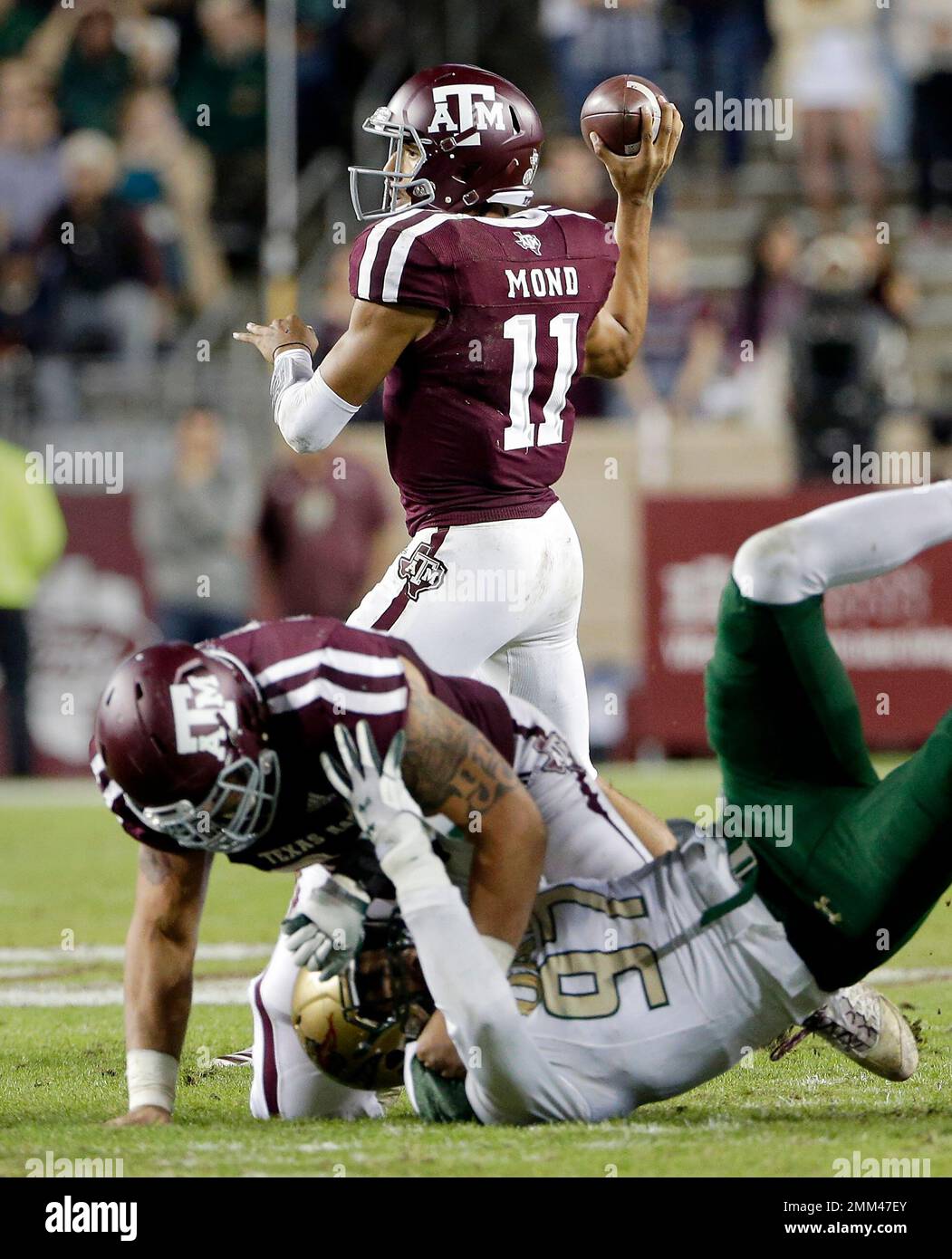 Texas A&M quarterback Kellen Mond (11) passes the ball as center Erik ...