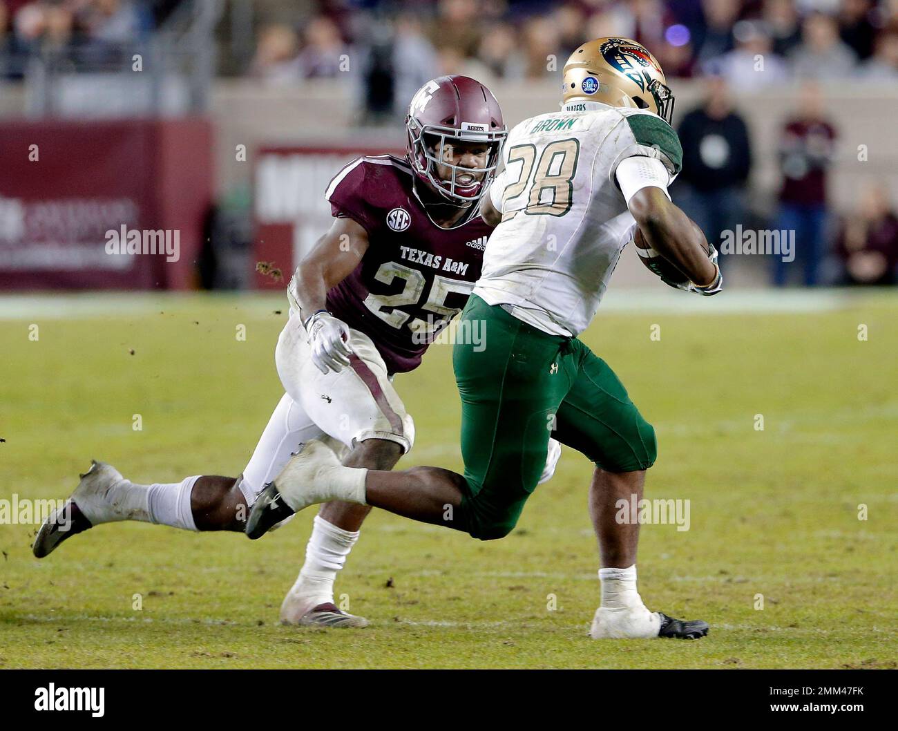 Texas A&M linebacker Tyrel Dodson (25) closes in on UAB running back ...