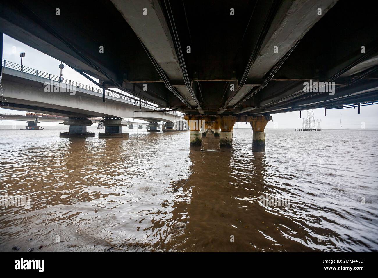Life under a flyover in Navi Mumbai Stock Photo - Alamy