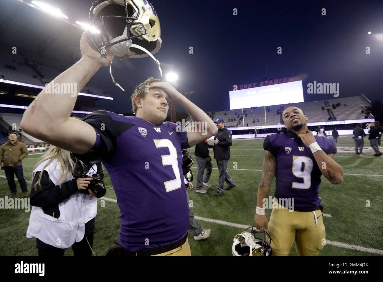 Washington tailback Myles Gaskin (9) and quarterback Jake Browning ...