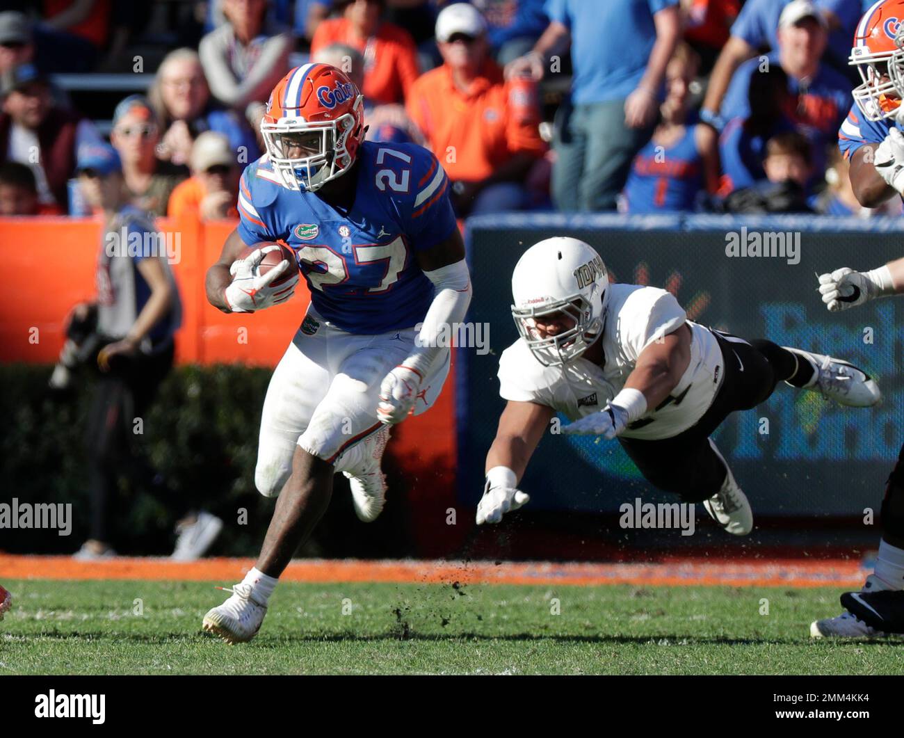 Florida running back Dameon Pierce (27) runs past Idaho defensive ...