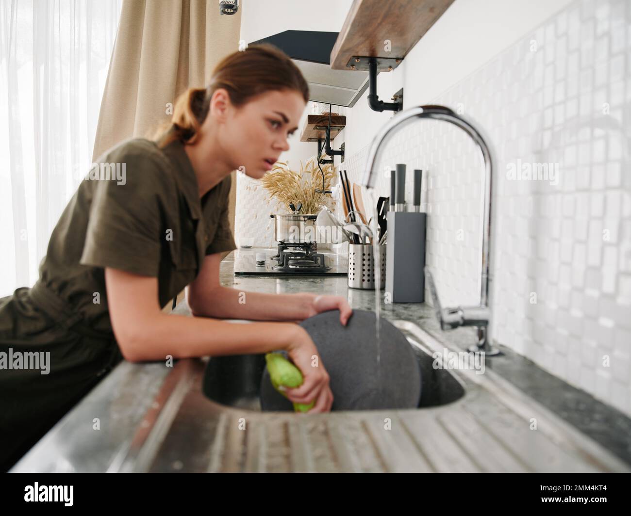 Restaurant dishwasher woman hi-res stock photography and images - Alamy