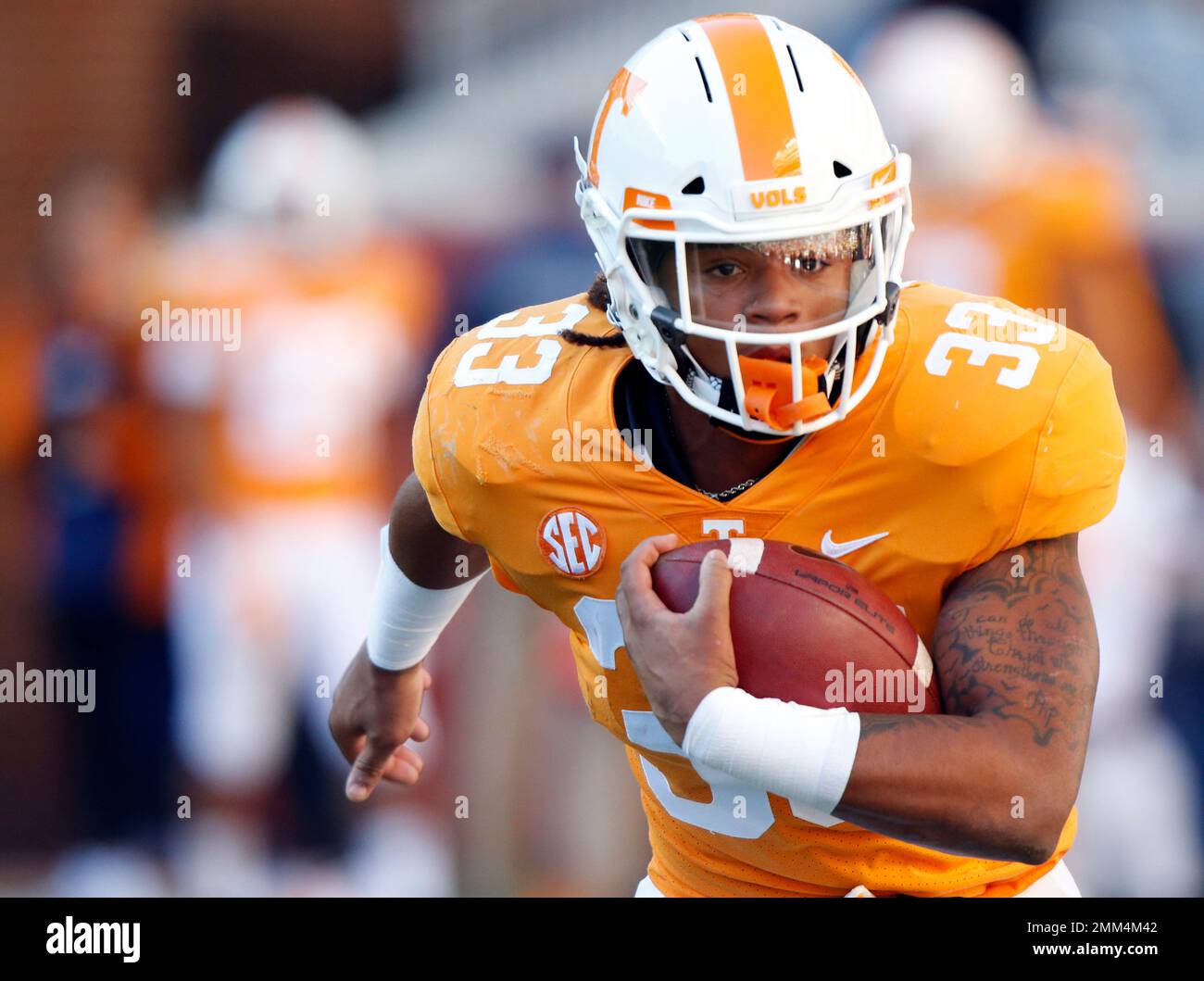 Tennessee running back Jeremy Banks (33) participates in warmups before ...