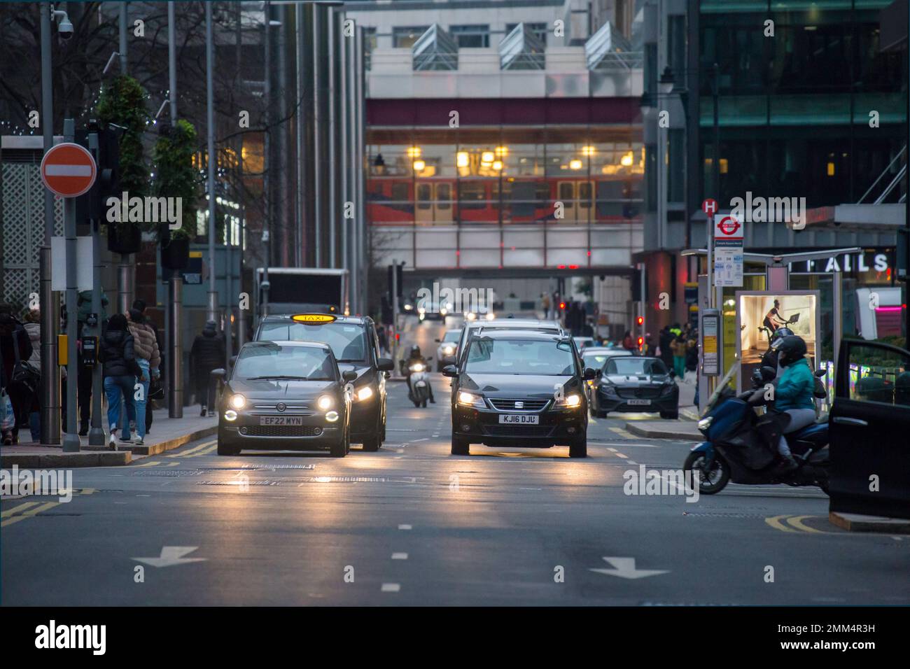 Traffic, people, Cars and DLR at Canary Wharf Stock Photo - Alamy