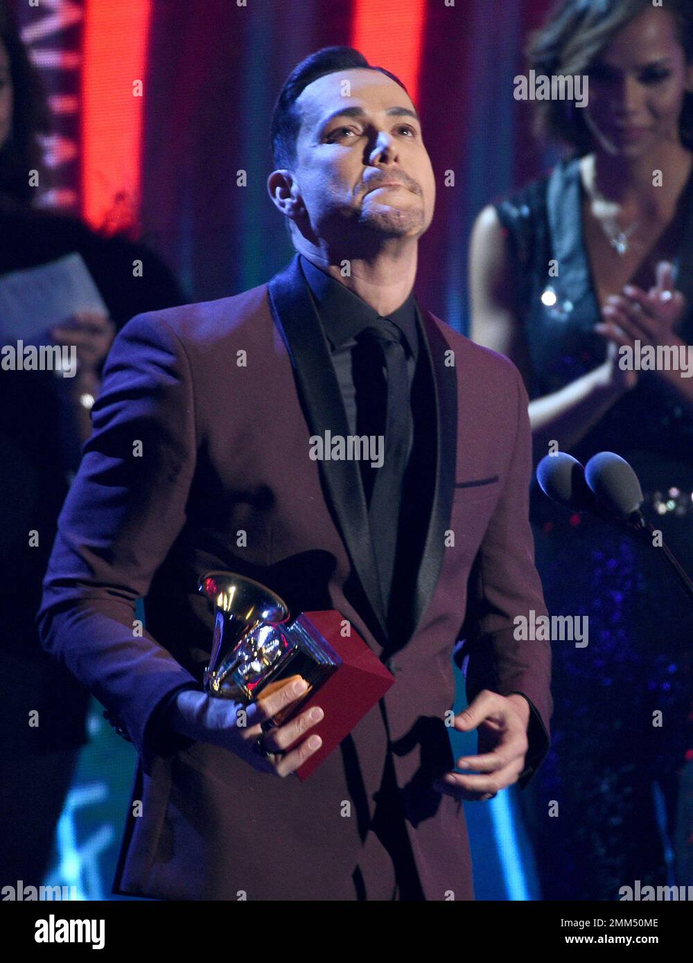 Victor Manuelle accepts the award for best salsa album for "25/7" at ...