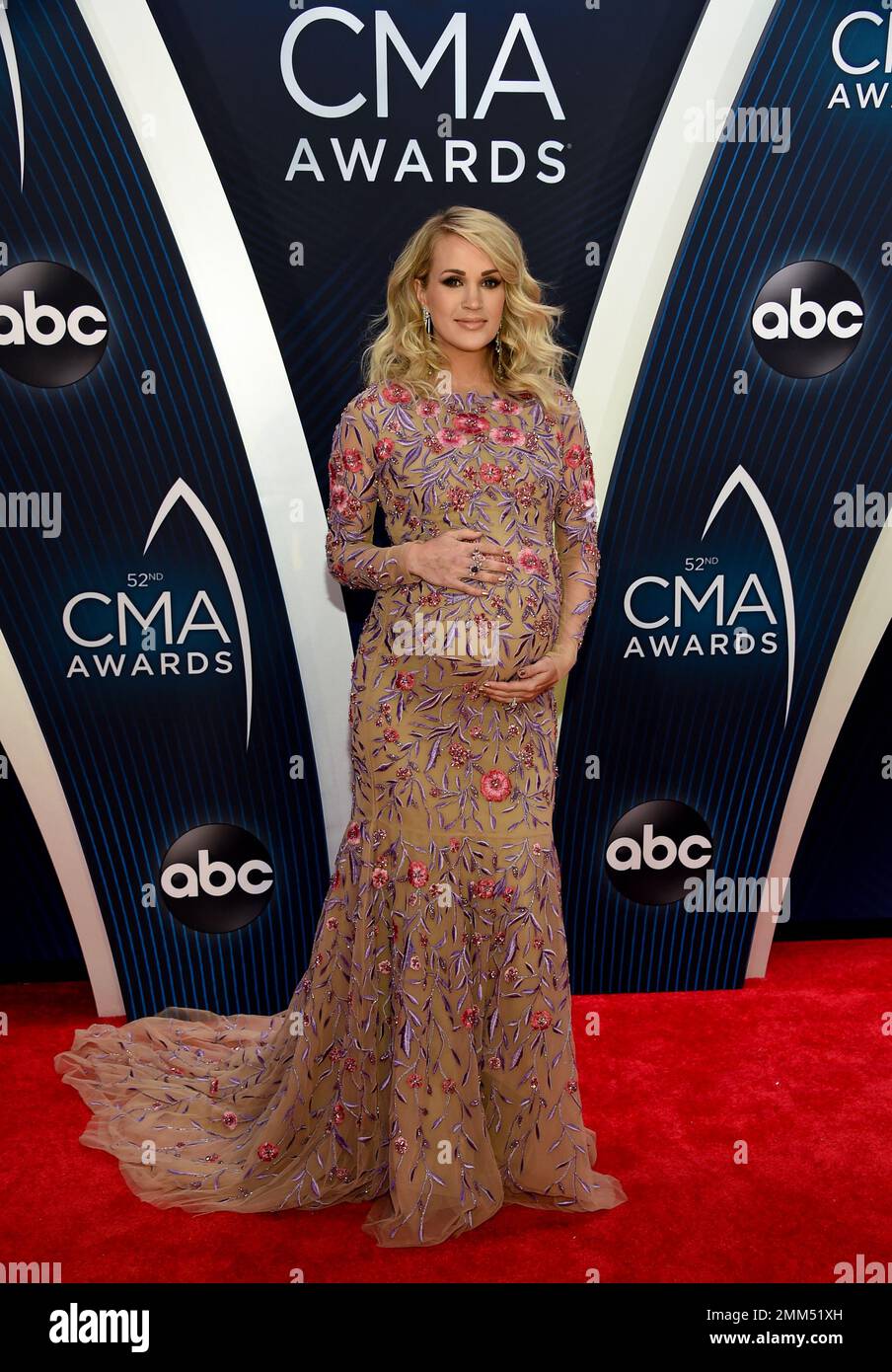 Singer Carrie Underwood arrive at the 52nd annual CMA Awards at ...