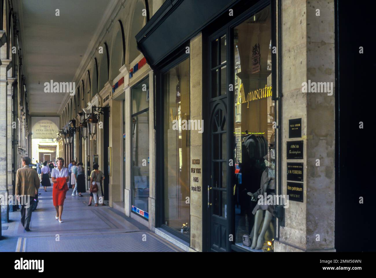 Vintage store paris hi-res stock photography and images - Alamy