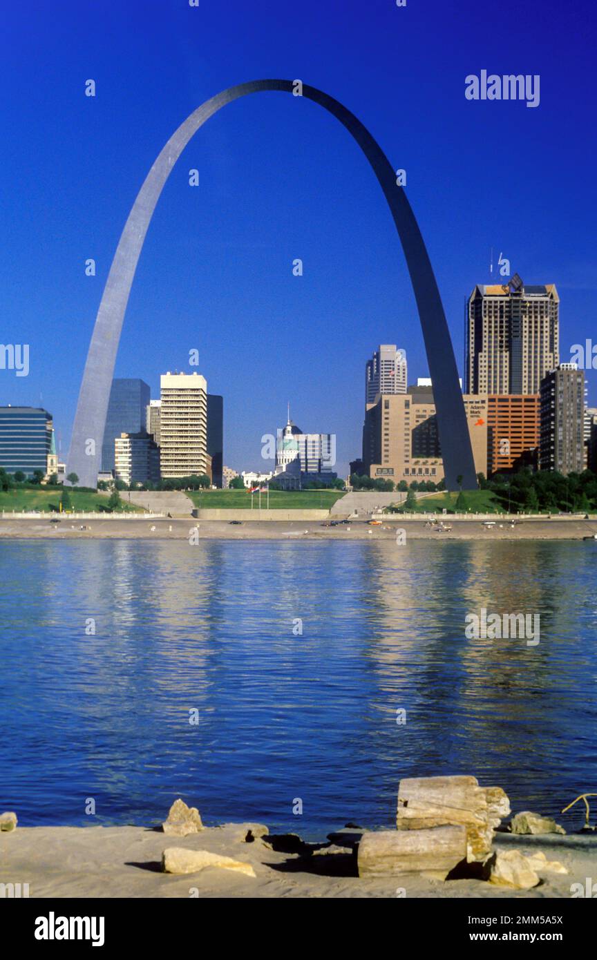 1988 HISTORICAL GATEWAY TO THE WEST ARCH (©EERO SAARINEN 1965 ...