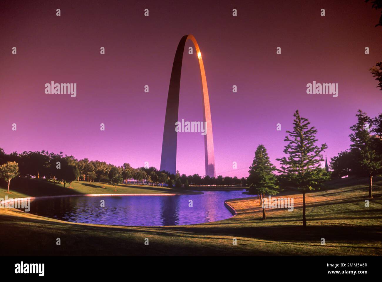GATEWAY TO THE WEST ARCH (©EERO SAARINEN 1965) JEFFERSON NATIONAL ...