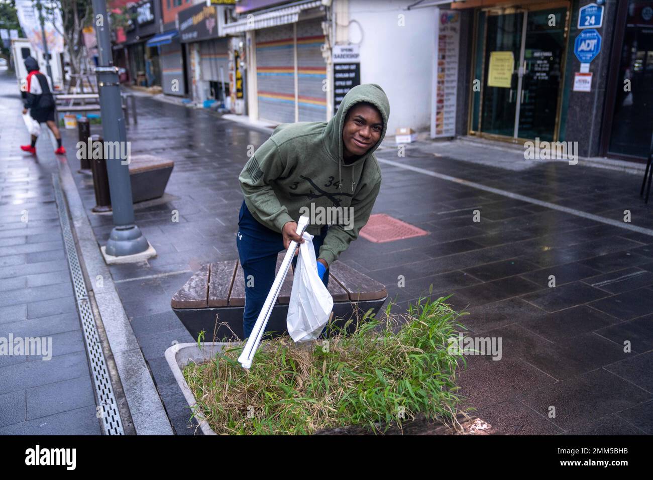 Soldiers from 1st Signal Brigade help the outside community of ...