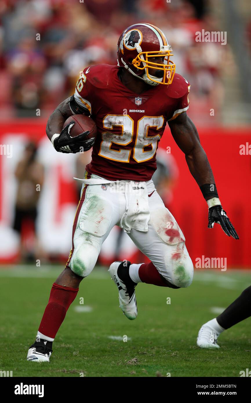 Washington Redskins running back Adrian Peterson (26) runs with ball ...