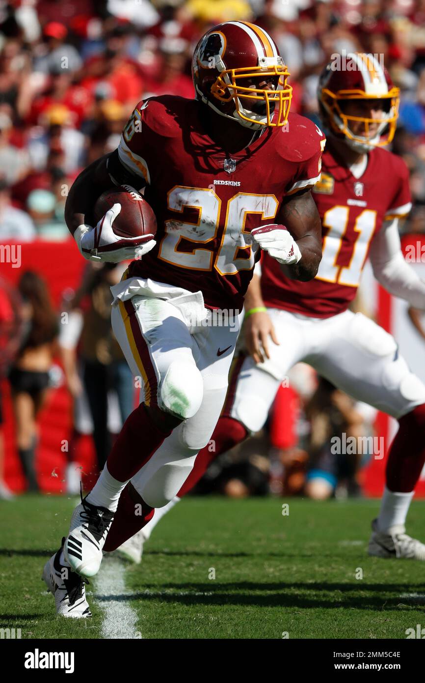 Washington Redskins running back Adrian Peterson (26) runs with ball ...
