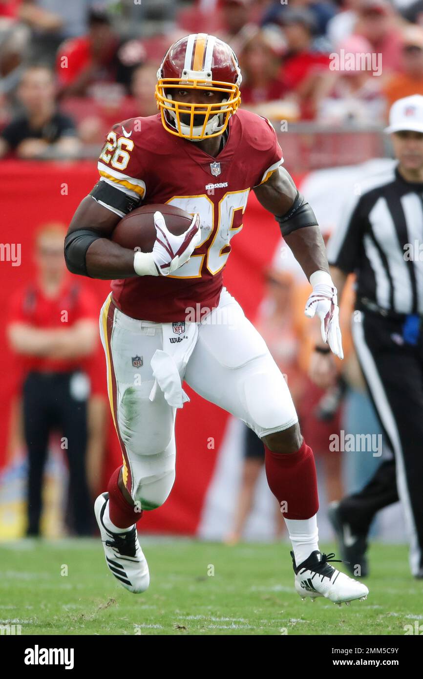 Washington Redskins running back Adrian Peterson (26) runs with ball ...