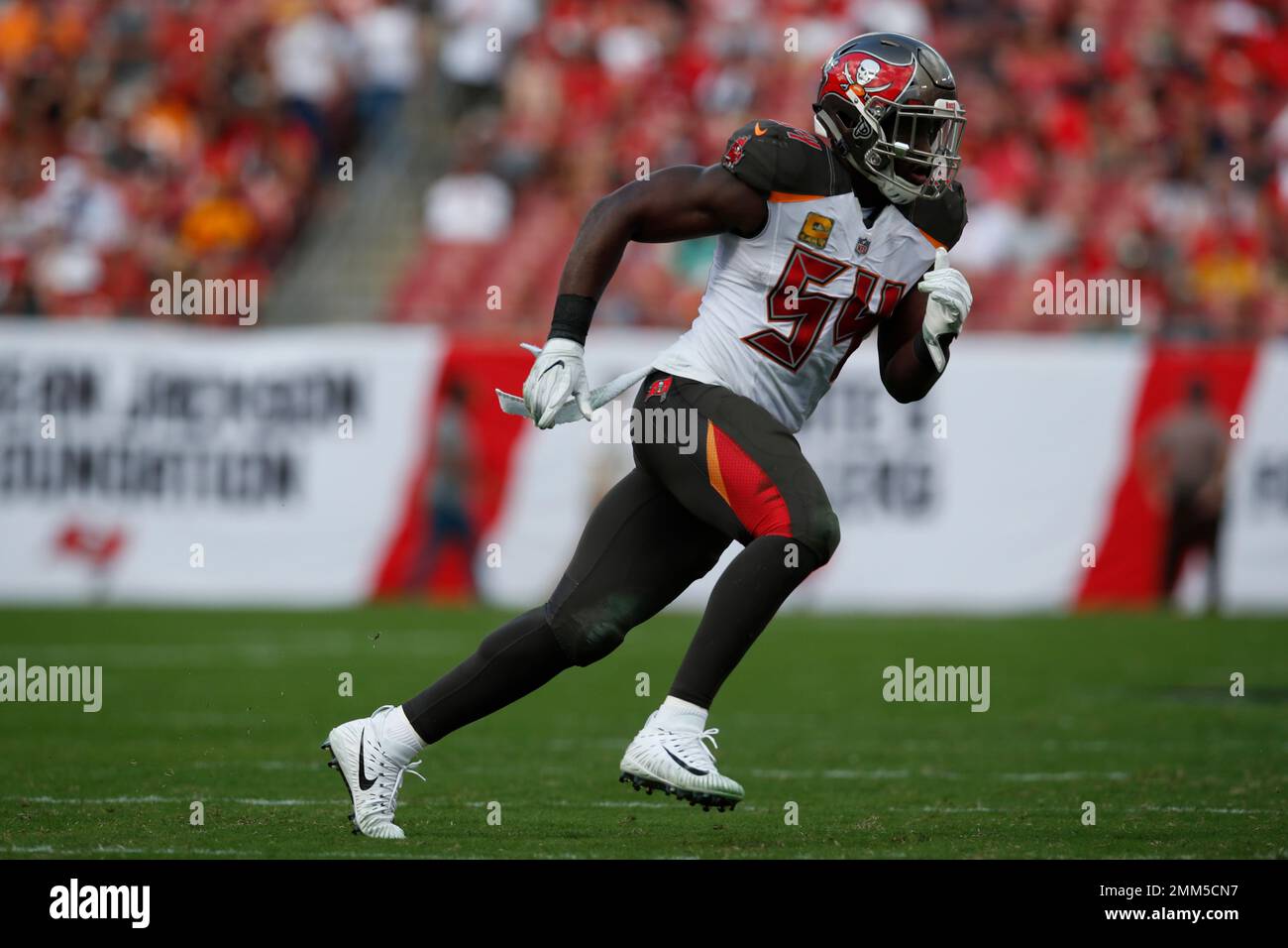Tampa Bay Buccaneers outside linebacker Lavonte David (54) rushes in ...