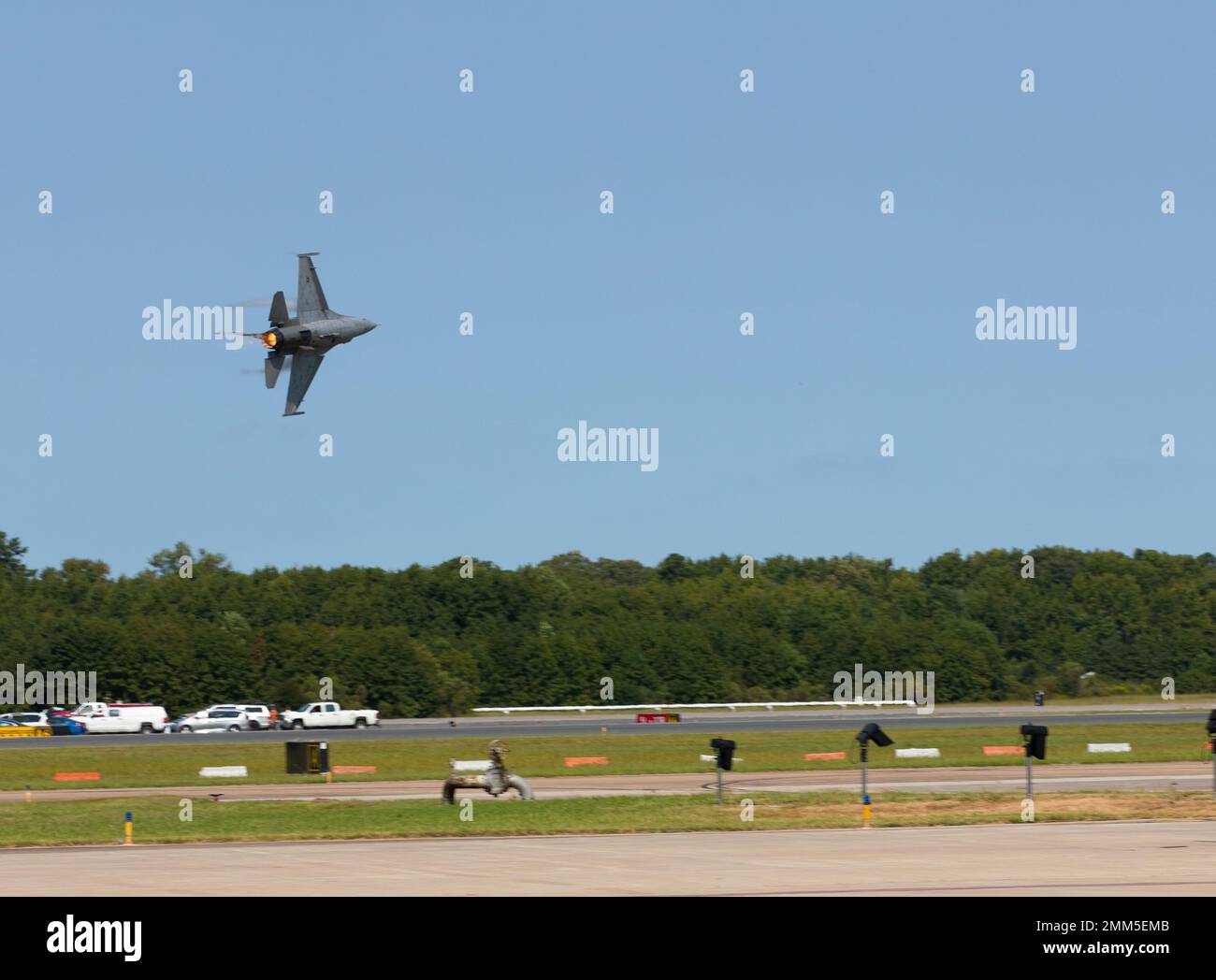 VIRGINIA BEACH, Va. (Sep. 17, 2022)- An F/A-18 Super Hornet flies ...