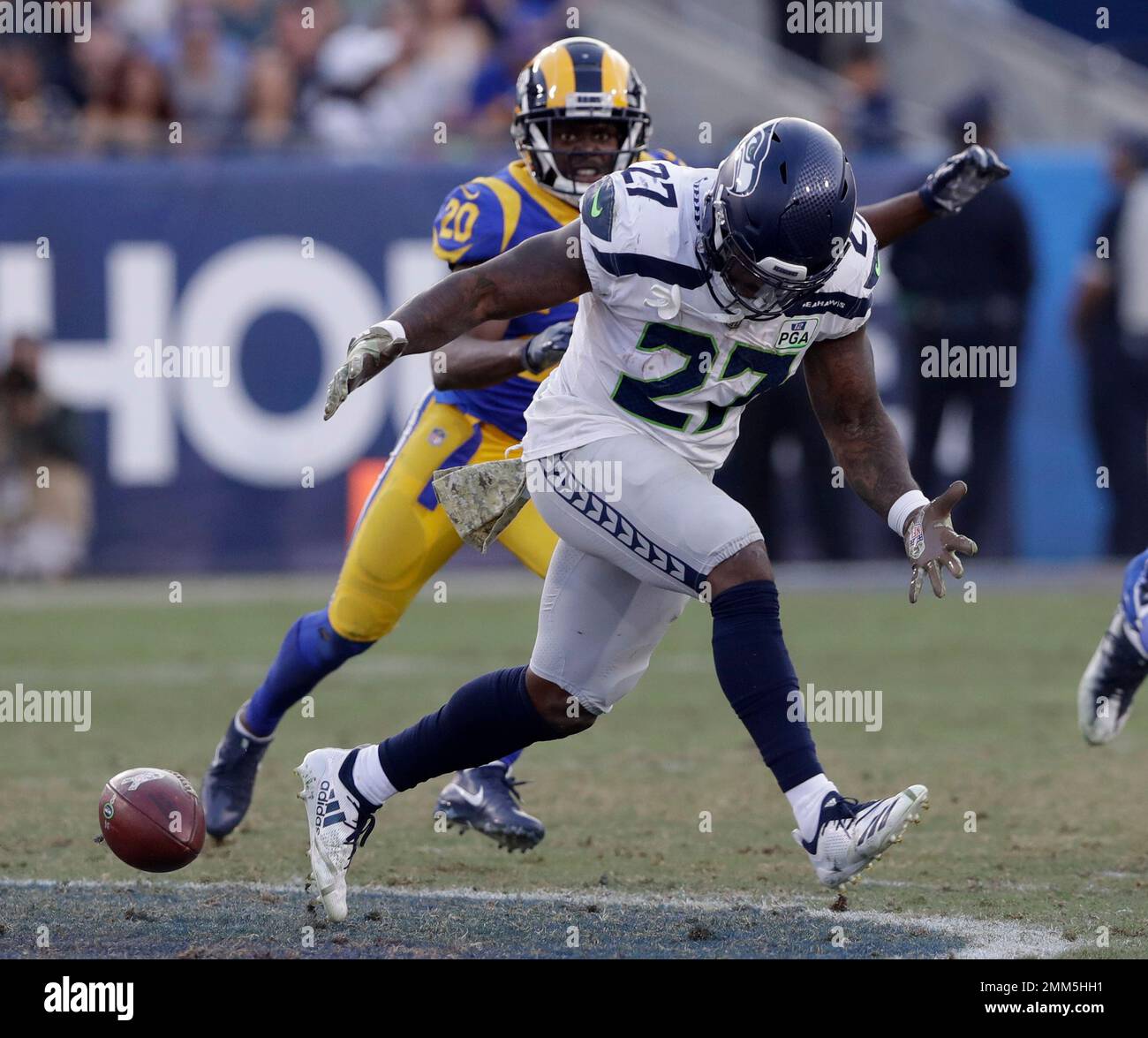 Seattle Seahawks running back Mike Davis (27) drops a pass with Los ...