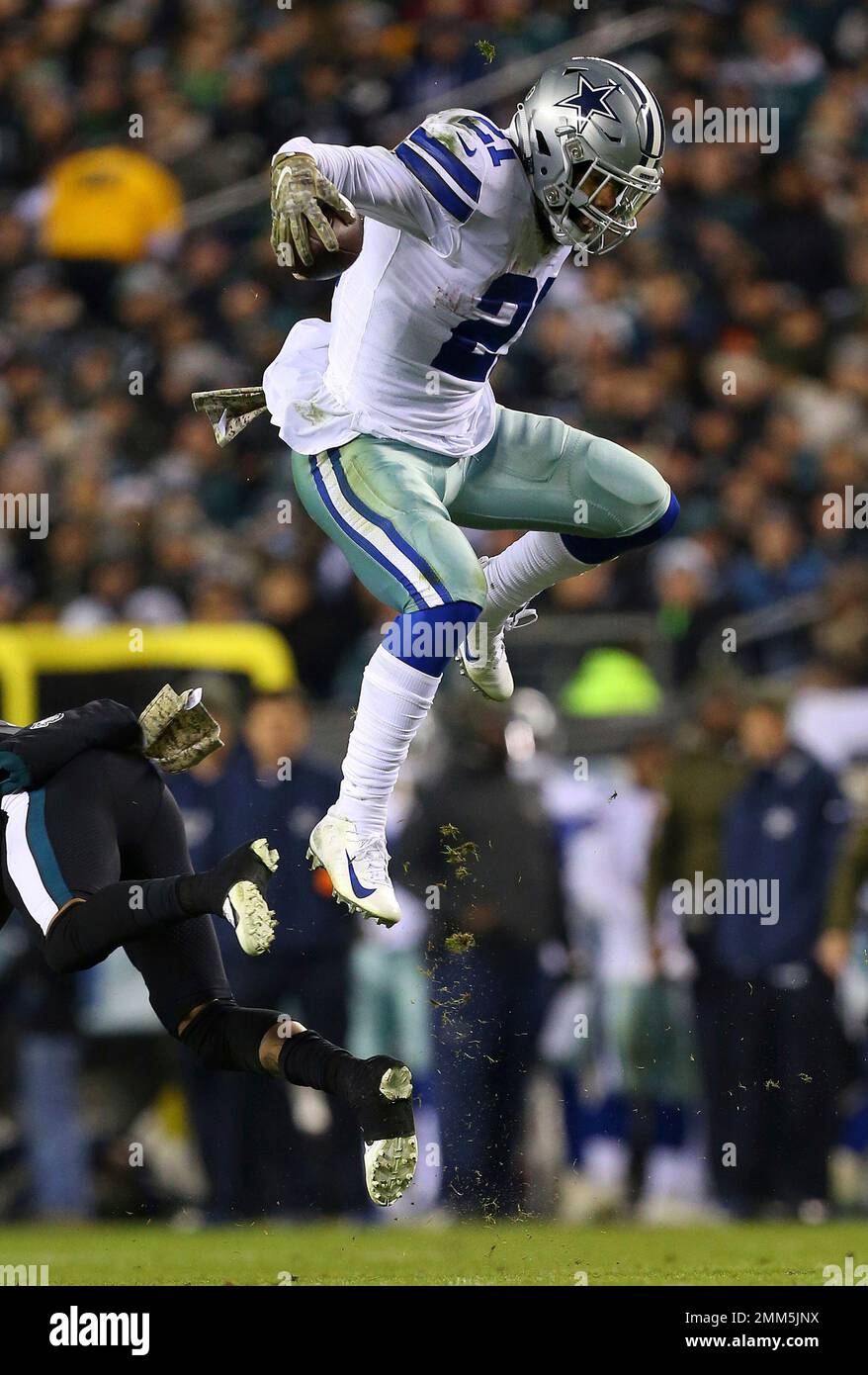 Dallas Cowboys running back Ezekiel Elliott (21) hurdles over ...