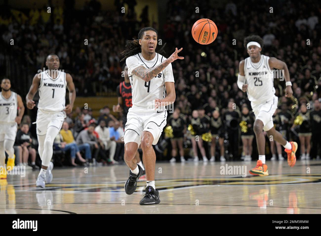 Central Florida guard Brandon Suggs (4) passes the ball up the court ...