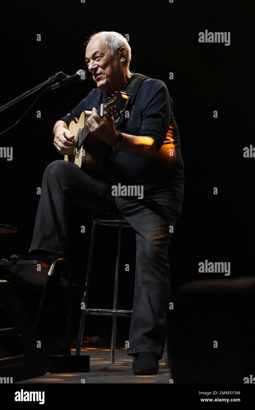 Singer and violinist toquinho hi-res stock photography and images - Alamy