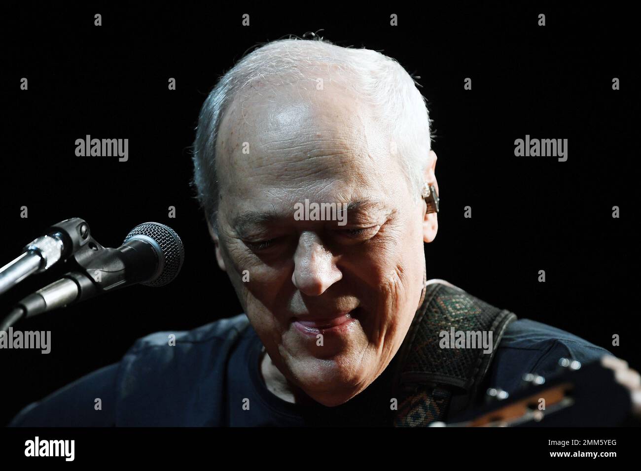 Singer and violinist toquinho hi-res stock photography and images - Alamy