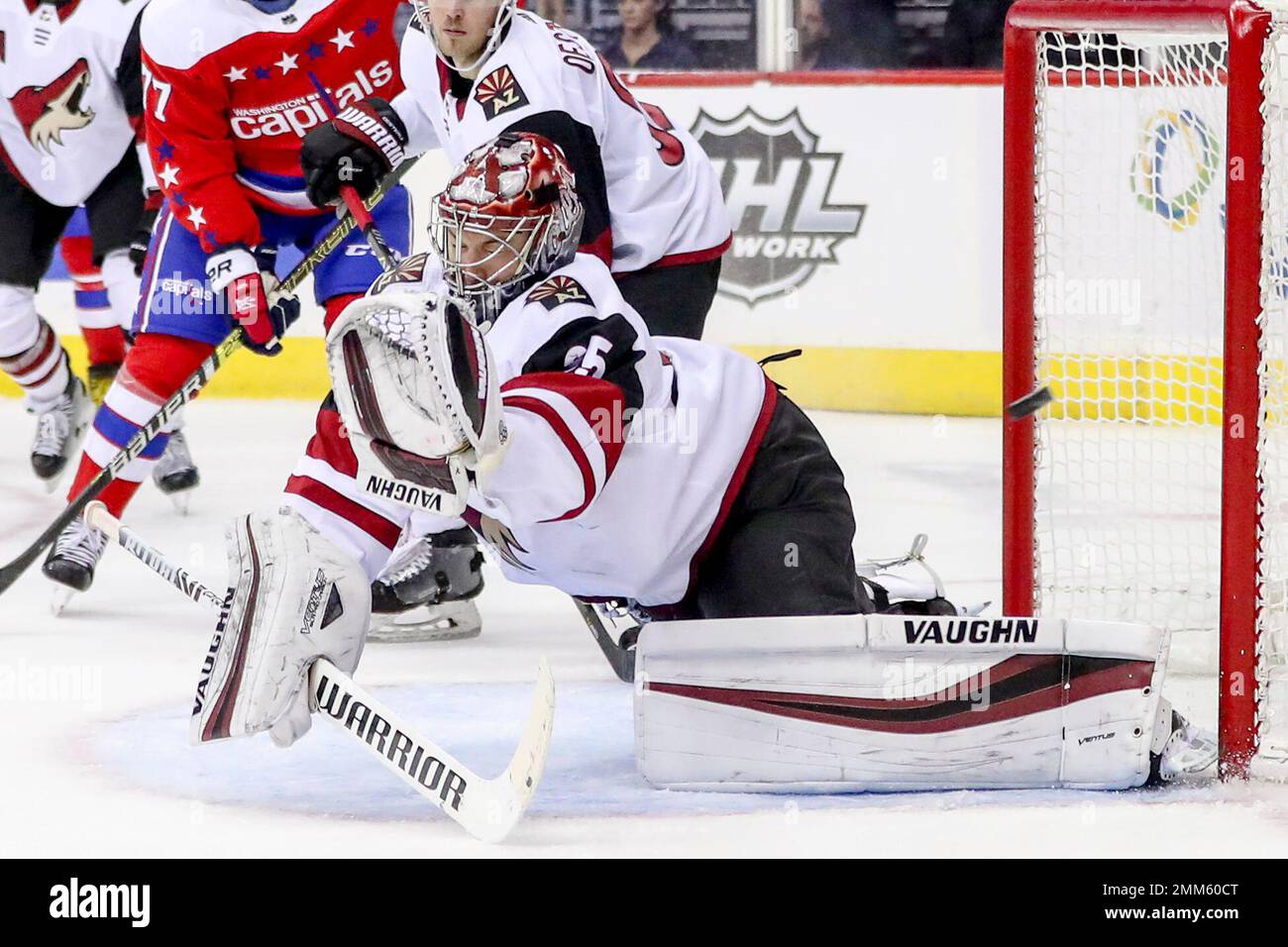 Washington Capitals center Nicklas Backstrom scores against Arizona ...