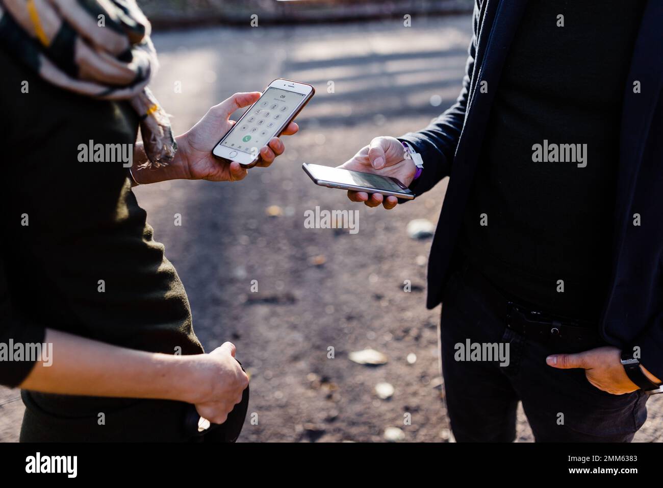 Man giving woman phone number hi-res stock photography and images - Alamy