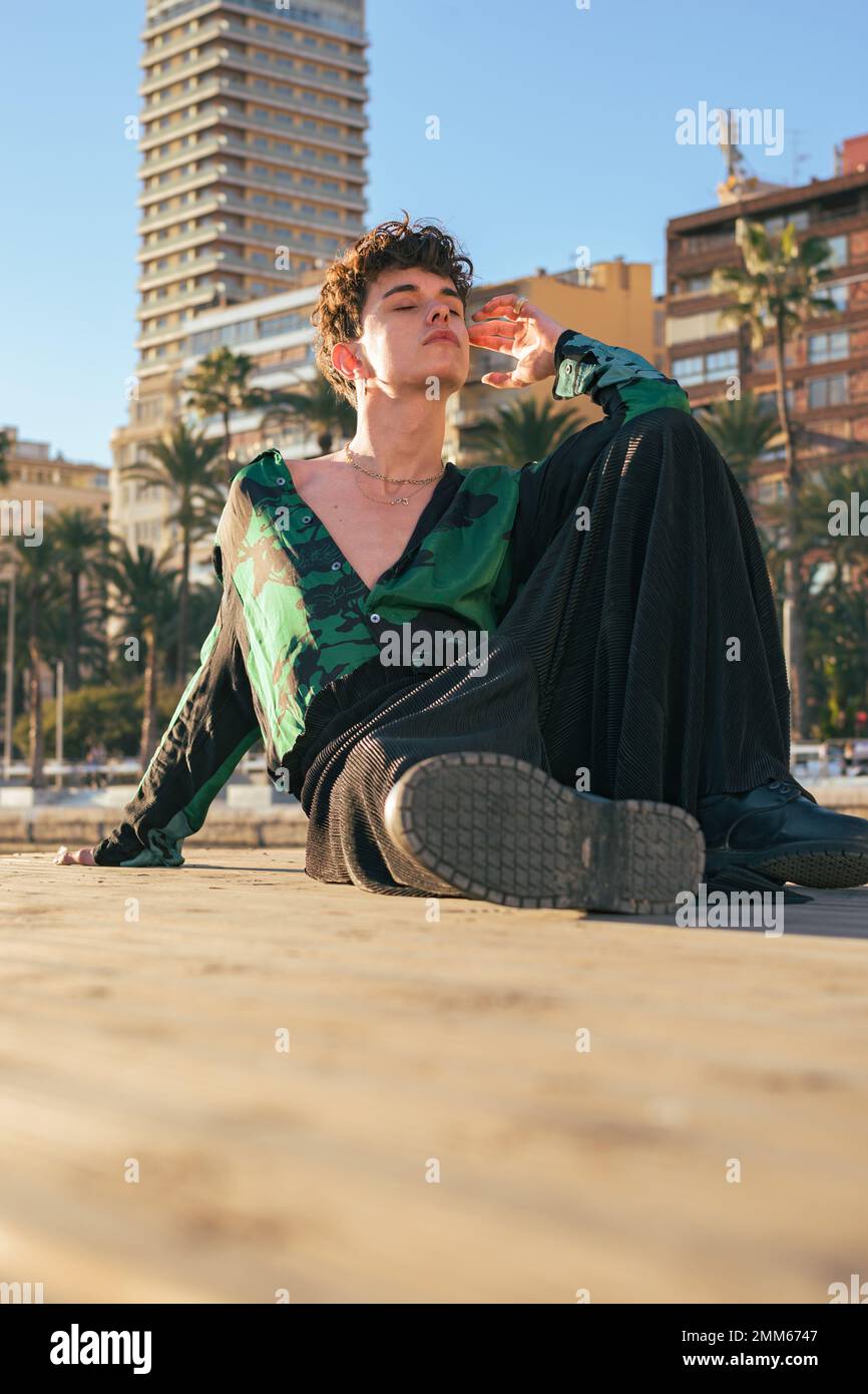 Stylish street poses hi-res stock photography and images - Alamy